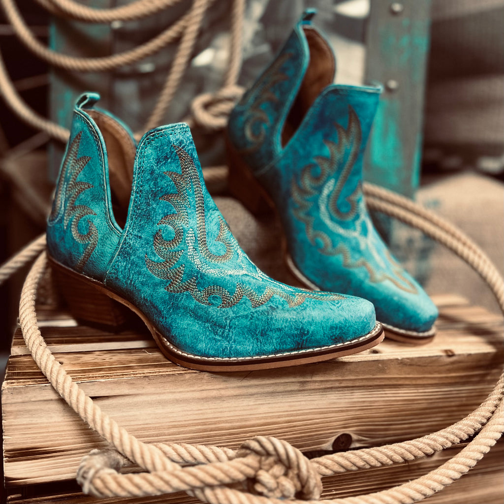 SHOES SANDALS HEELS SNEAKERS BOOTS | GET GUSSIED UP – gussied up online